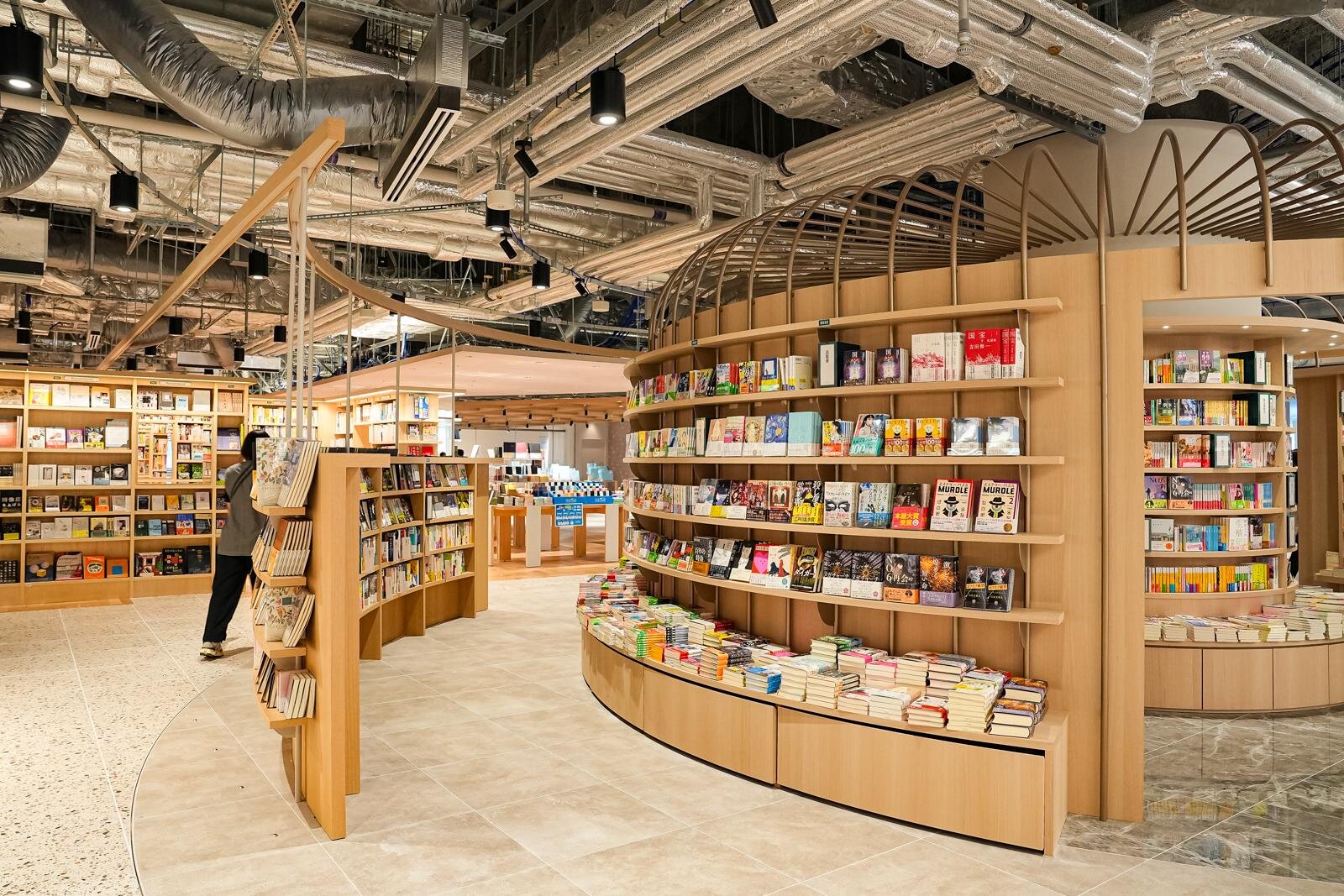 文喫の新旗艦店「ブンキツ トーキョー」、ニュウマン高輪に誕生 ― 約10万冊の本と大型カフェラウンジ – Nippon Service